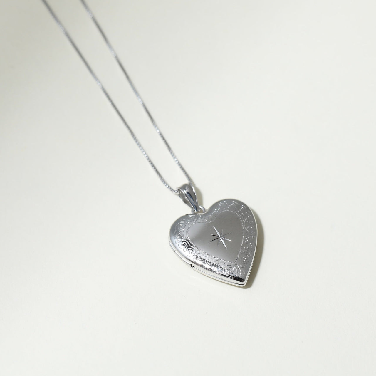 The Heirloom Ornate Photo Locket – The M Jewelers