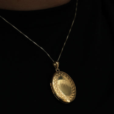 The Large Oval Photo Locket – The M Jewelers