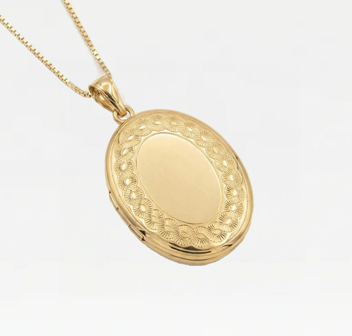The Large Oval Photo Locket – The M Jewelers